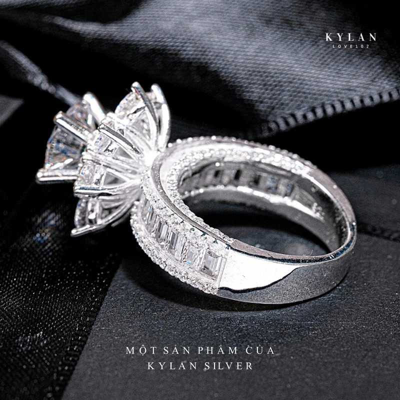 KSJ Nhẫn Bạc Nữ Kylan Silver Peonia Baguette Ổ Mẫu Đơn Đai Baguette Cut ...