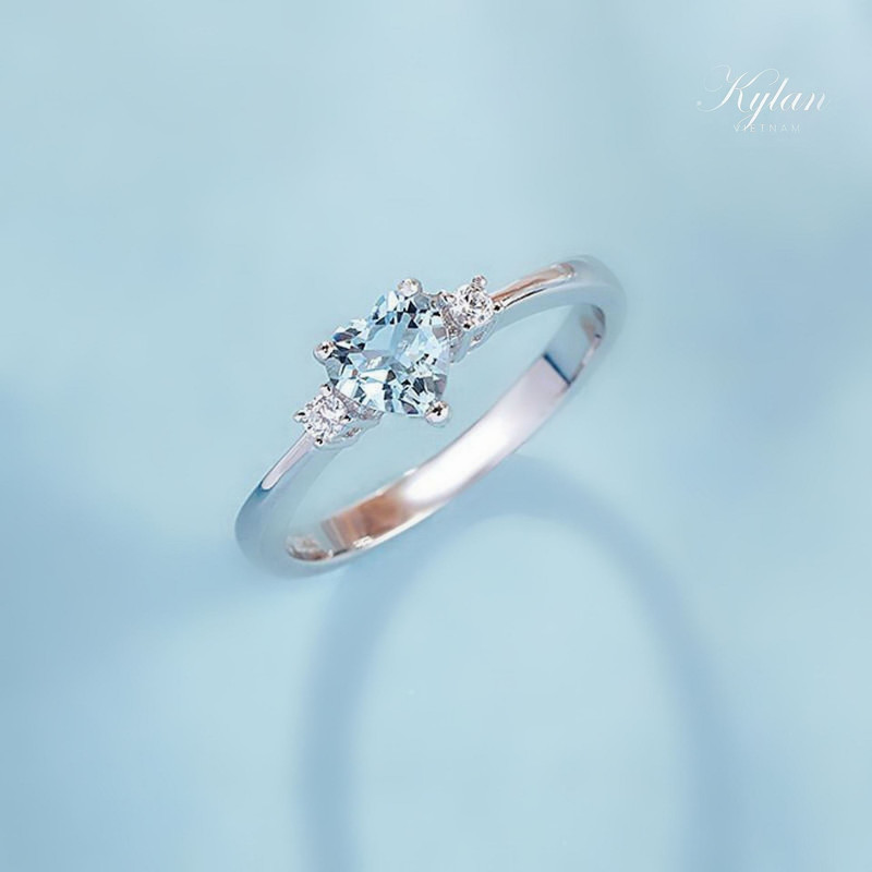 KSJ Nhẫn Bạc Nữ Le Nuove Đai Trơn Mảnh Đá Chủ Trái Tim Heart Cut Xanh Sapphire 4.5ly Kim Cương ...